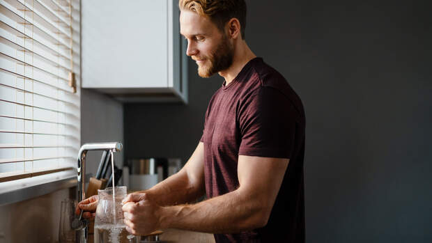 Warmes Wasser trinken: Ist das wirklich gesünder? | MEN'S HEALTH